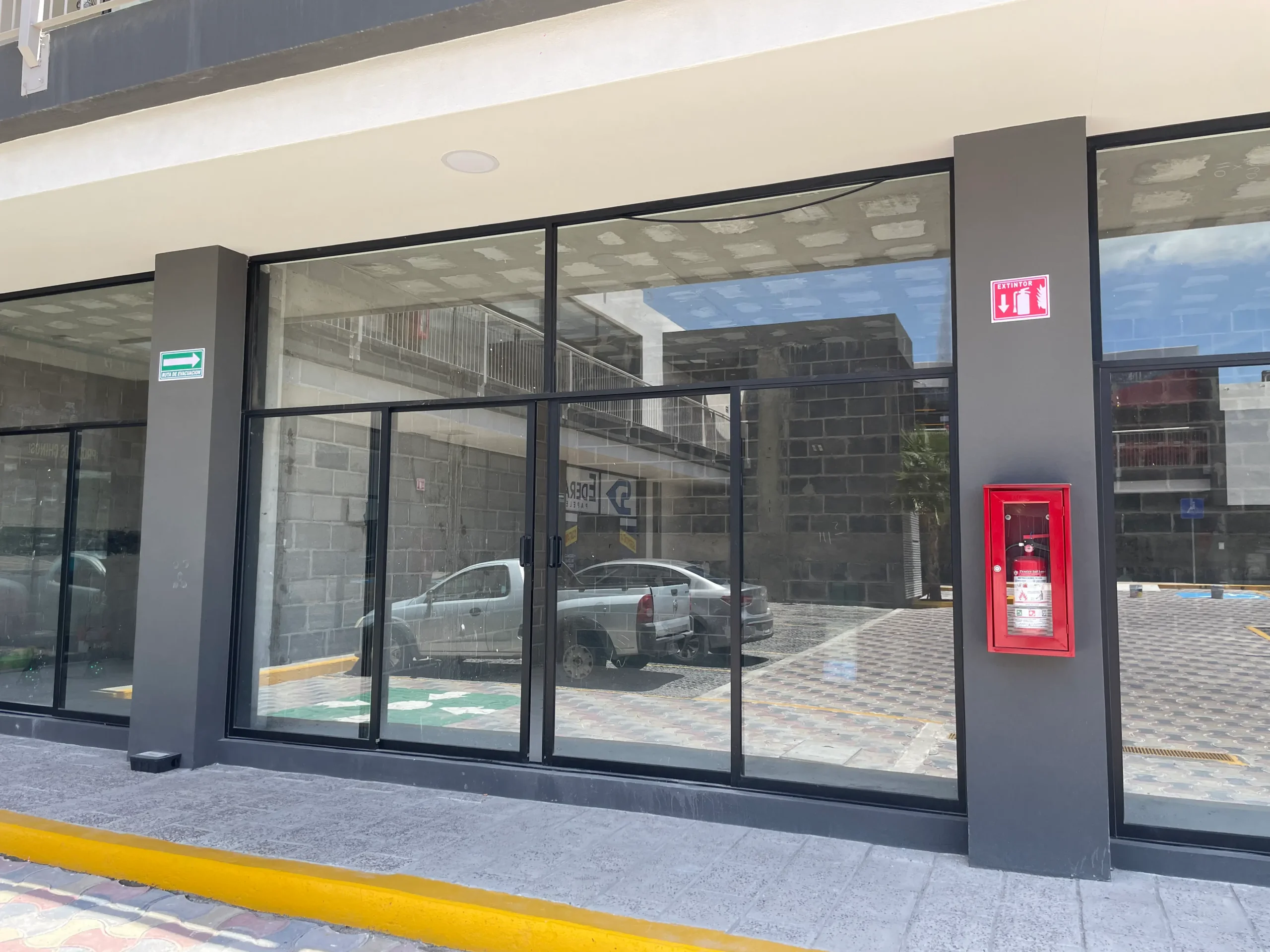 Local en renta de 44 m2 en zona comercial, Querétaro - Venta de bodegas